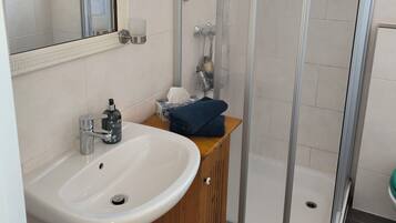 Condo clássico | Banheiro | Toalhas de banho, sabonete, shampoo, papel higiênico