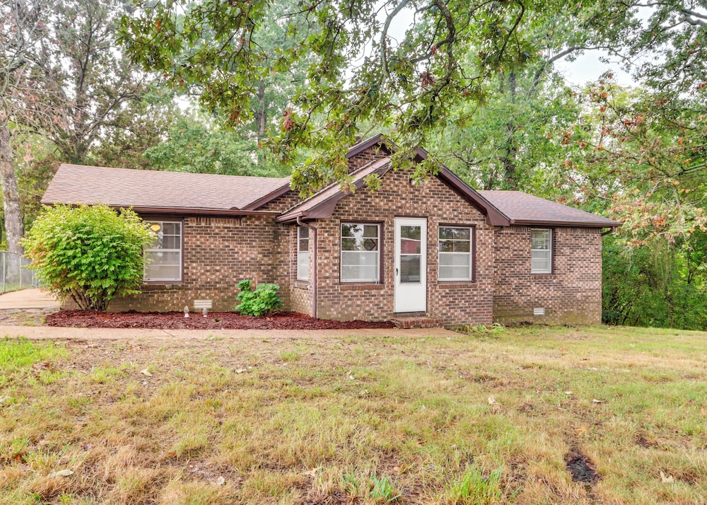 Harrison Getaway W/ Yard & Parking: Near Fishing - Harrison, AR