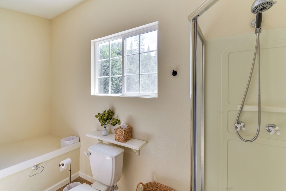 Sonora Hilltop Home: Scenic Views, Pet Friendly! - Murphys, CA