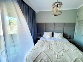 Apartamento superior, vista para o mar | 2 quartos, escrivaninha, espaço de trabalho para notebook