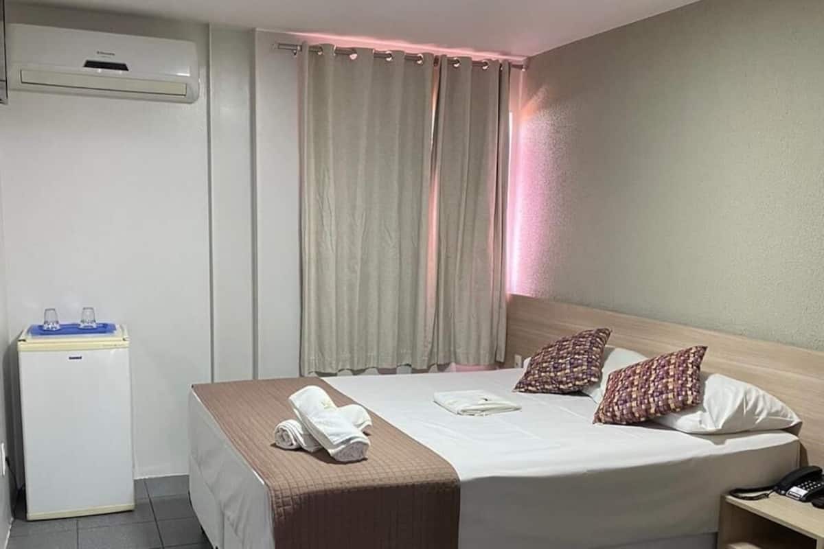 Quarto solteiro standard, 1 quarto | Frigobar, Wi-Fi de cortesia, roupa de cama