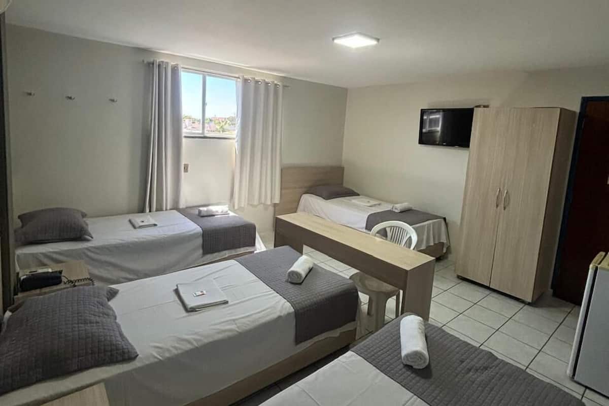 Quarto quádruplo econômico, 1 quarto, para não fumantes, ar-condicionado | Frigobar, Wi-Fi de cortesia, roupa de cama