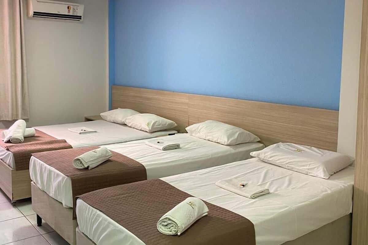 Quarto triplo básico | Frigobar, Wi-Fi de cortesia, roupa de cama