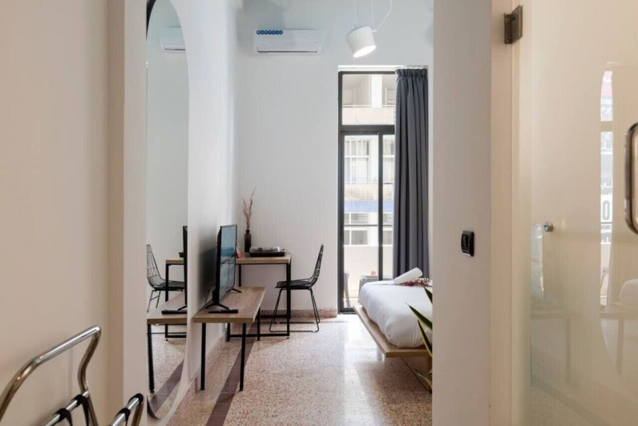 Anoor 209 Studio Gemmayze | Balcony & 24/7 Power - Beirut