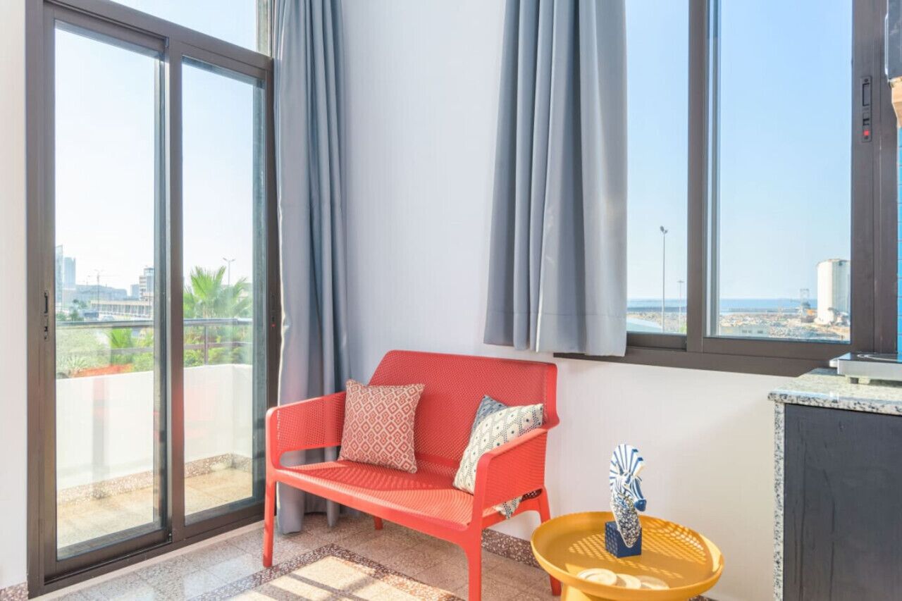 Anoor Studio 102 In Gemmayze W/balcony & 24/7 Power - Beirut