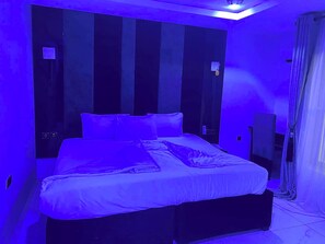 Quarto Económico, varanda, Vista para a cidade | Secretária, secretária adequada para computadores portáteis