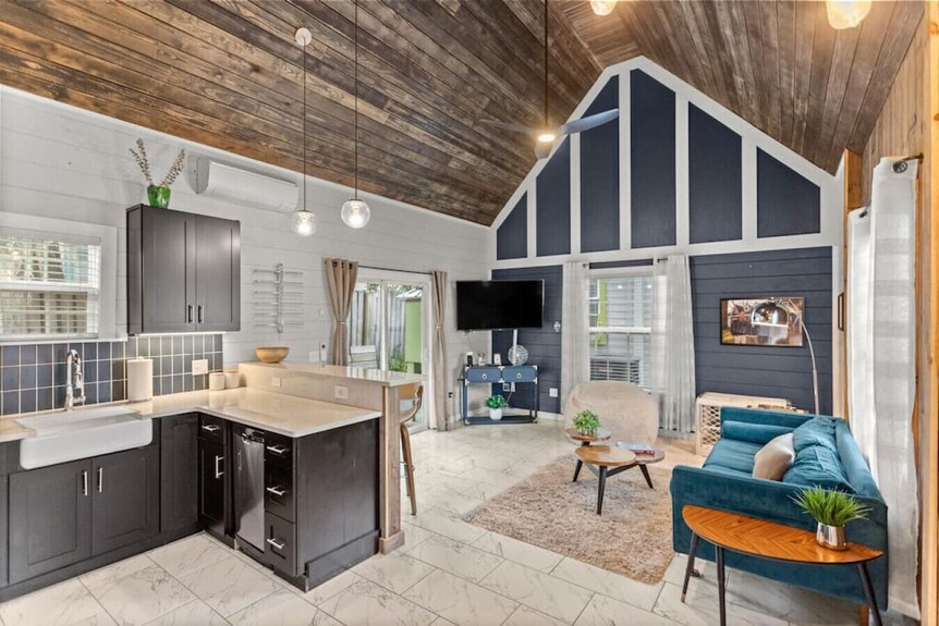 Tiny Victorian Built On Tv Show 2br 1 Ba - Gainesville