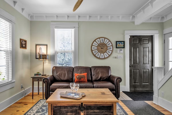 Luxury 3br, 2 Full + 2 Half Baths / Walk To Elmwood / Garage / Ev Charger / Ac - Buffalo, NY