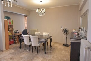 Villa, vista para o pátio | Sala de estar
