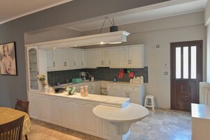 Villa, vista para o pátio | Cozinha privada | Um frigorífico/congelador grande, uma placa de cozinha 