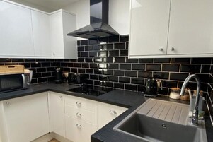 Apartamento | Cozinha privada | Um frigorífico, um micro-ondas, uma placa de cozinha 