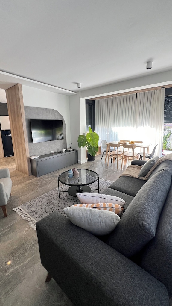 Charming Beachside Apartment With Private Garden - Side