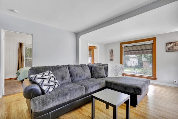 Charming 3-bedroom House With Ac And Wifi In Lovely Lansing - Lansing, MI