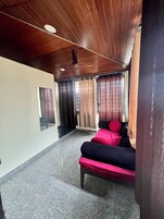 Quarto quádruplo conforto | Quartos à prova de som, Wi-Fi de cortesia