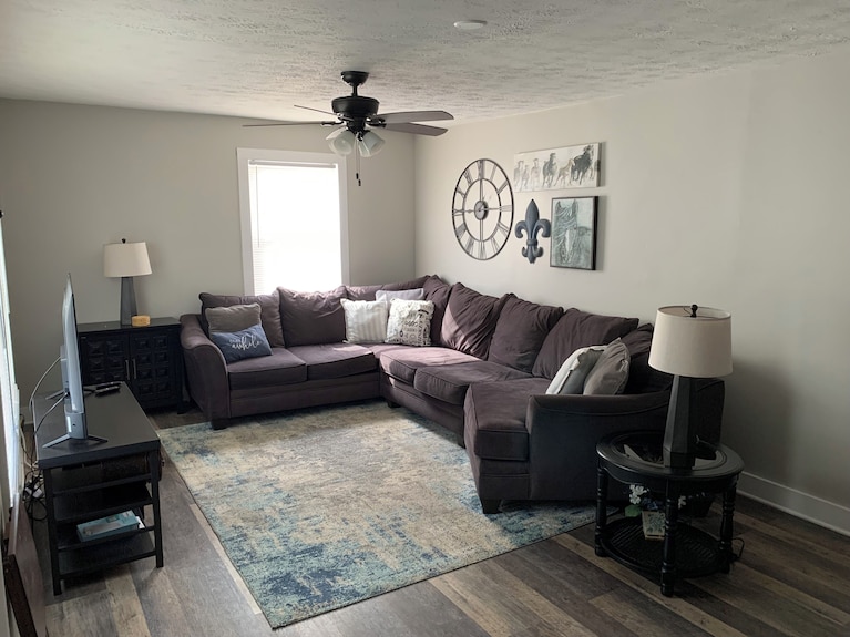 Charming Renovated 3-bedroom House Walking Distance To Downtown Elizabethtown. - 伊麗莎白