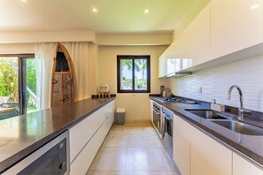 Apartamento Deluxe em Condomínio Fechado, 3 quartos, micro-ondas, vista para o canal | Cozinha privada | Um frigorífico/congelador grande, um micro-ondas, um forno 
