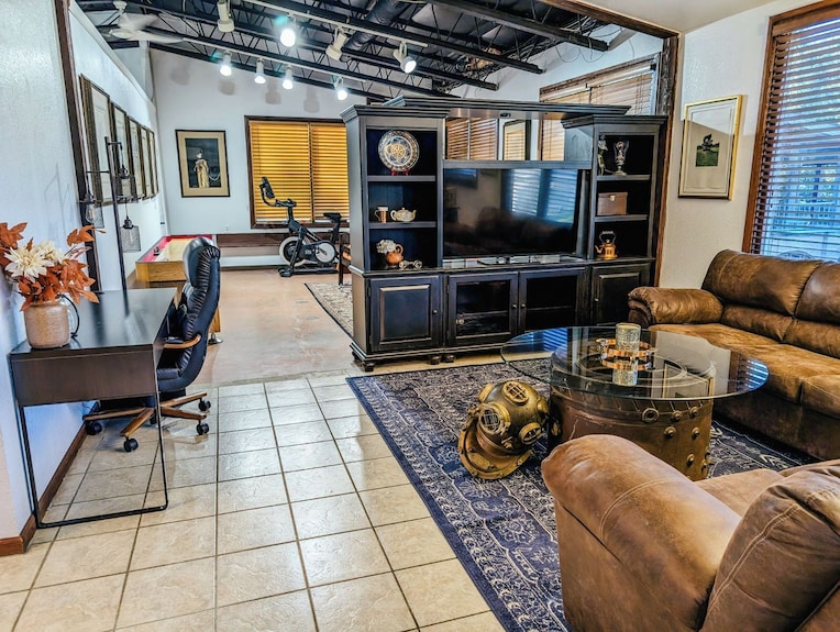 Perfect Family Escape: Playground, Fire Pit, Games & Boat Parking Near Kemah! - Kemah, TX