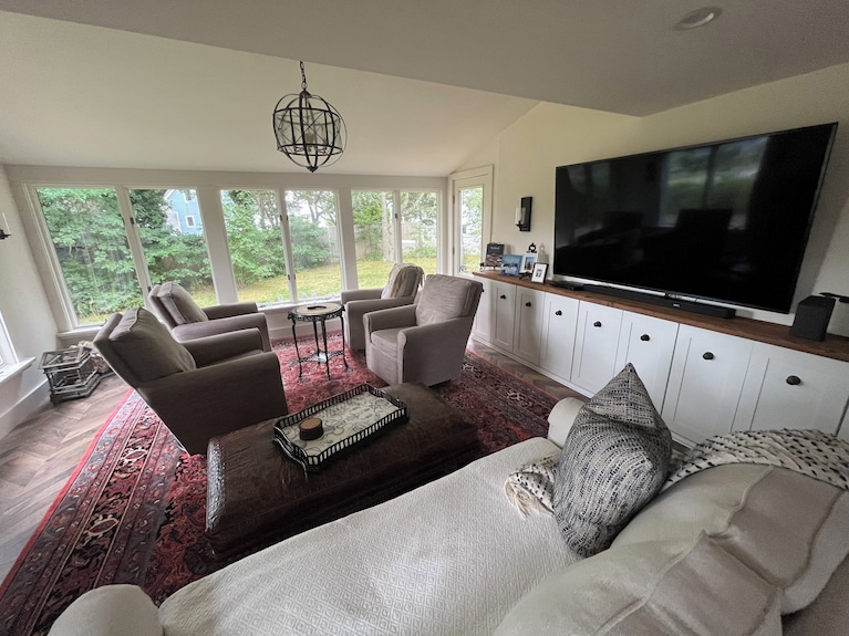 Classic Cape Cod Seaside Cottage For Active Families At Tip Of Seacoast Shores - Falmouth, MA