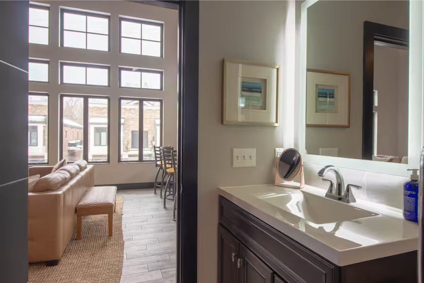 Modern, Spacious Loft In Douglas With Free Parking!\n\n - ホランド, MI