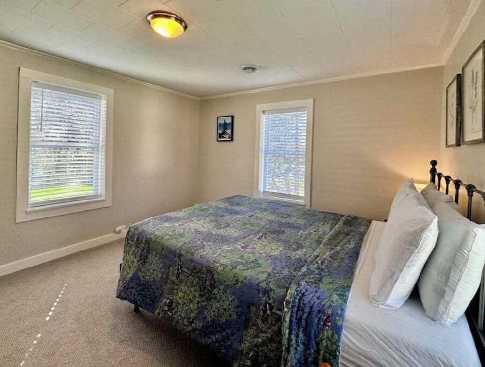 Spacious Farmhouse In Douglas; Walk To Downtown, Waterfront & Saugatuck! - Saugatuck, MI
