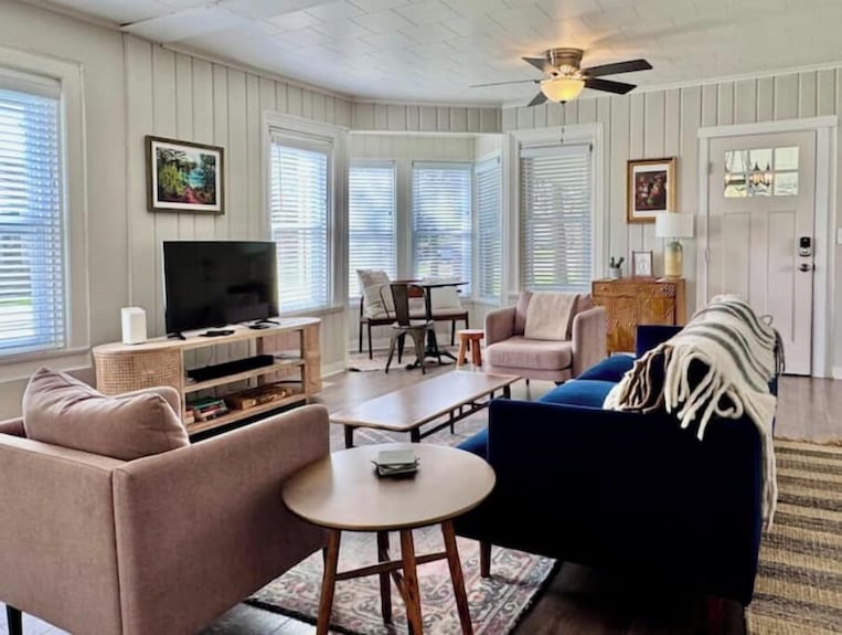 Spacious Farmhouse In Douglas; Walk To Downtown, Waterfront & Saugatuck! - Saugatuck, MI