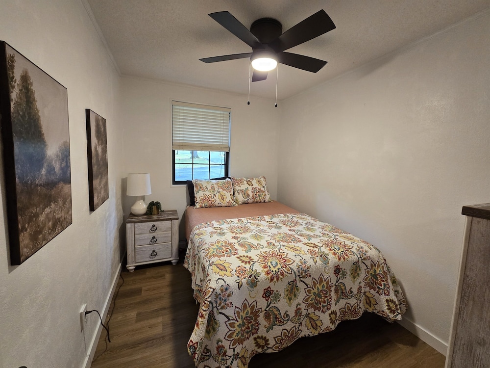 20% OFF Renovated Lakefront-Dock-Firepit-Hot tub - Jefferson County | Stayz