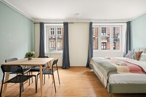 Quarto casal luxo | Espaço de trabalho para notebook, Wi-Fi de cortesia, roupa de cama