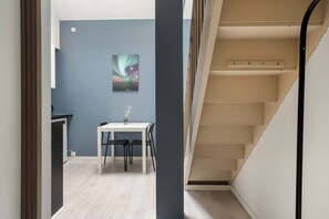 Apartamento, 2 camas de solteiro | Espaço de trabalho para notebook, Wi-Fi de cortesia, roupa de cama