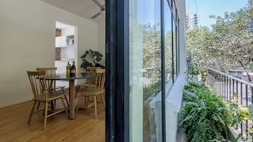 Apartamento Comfort, varanda, Vista para a cidade | Sala de estar | Smart TV, piso aquecido