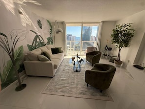 Apartamento Design em Condomínio Fechado | Sala de estar | Televisor LED de 55 polegadas com canais digitais, Netflix