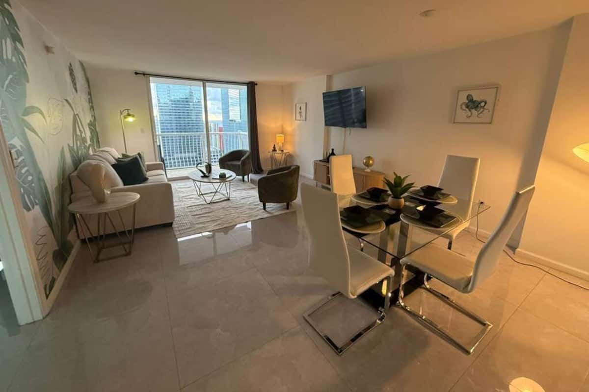 Apartamento Deluxe em Condomínio Fechado | Sala de estar | Televisor LED de 55 polegadas com canais digitais, Netflix
