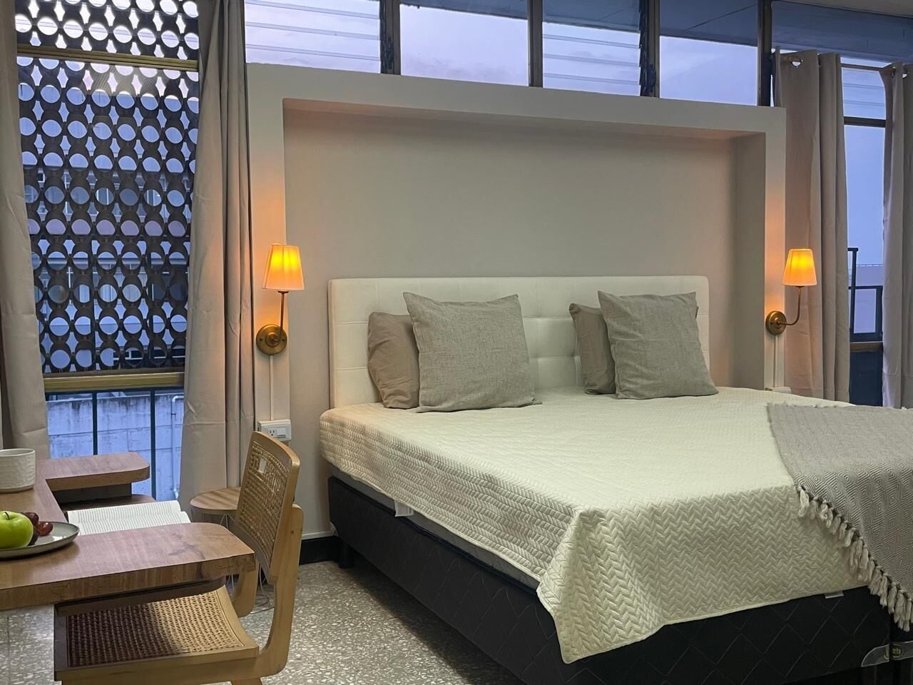 Quarto Deluxe, Vista para a cidade | Cofre no quarto, secretária 