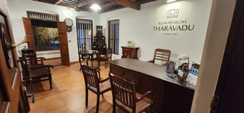 Um quarto tradicional japonês com tatames, mobiliário de madeira e um balcão de recepção.