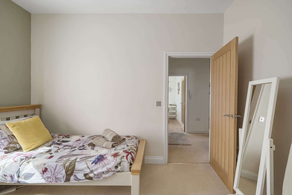 Modern Apartment, Private Parking, Walk To Beach! - Westward Ho!