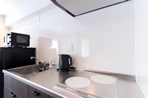 Apartamento Comfort | Cozinha privada | Um frigorífico, um micro-ondas, uma placa de cozinha 