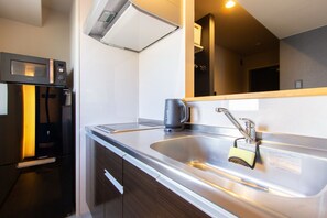 Quarto Quádruplo Clássico | Cozinha privada | Um frigorífico, um micro-ondas, uma placa de cozinha 