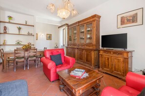Apartamento, Vista para a cidade | Sala de estar | Televisor de 32 polegadas com canais por cabo 