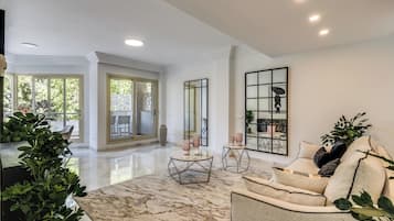 Apartamento Superior, Vista para a cidade | Sala de estar | Televisor