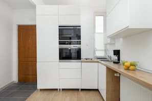 Apartamento, 2 quartos, cozinha | Cozinha privada | Um forno, uma chaleira elétrica, uma torradeira, Congelador 