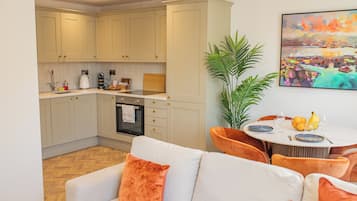 Um frigorífico, um micro-ondas, um forno, uma placa de cozinha