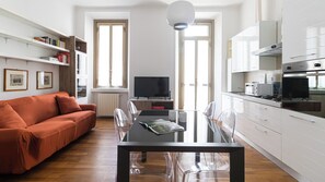 Apartamento (2 Bedrooms) | Sala de estar | Televisor de 55 polegadas com canais por cabo 