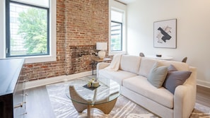 Apartamento, 1 quarto | Área de estar | TV