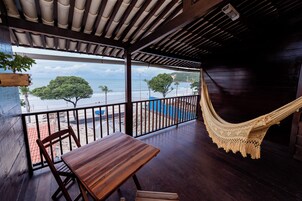 Quarto triplo, sacada, vista para a praia | Terraço/pátio