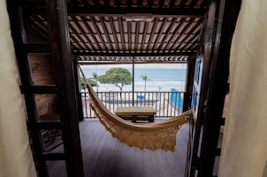 Quarto Duplo, varanda, vista para a praia | Minibar, secretária, secretária adequada para computadores portáteis 