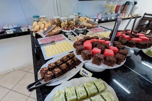 Café da manhã com buffet grátis todos os dias