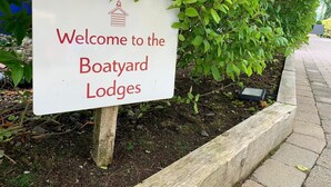 Placa de boas-vindas para os Boatyard Lodges.