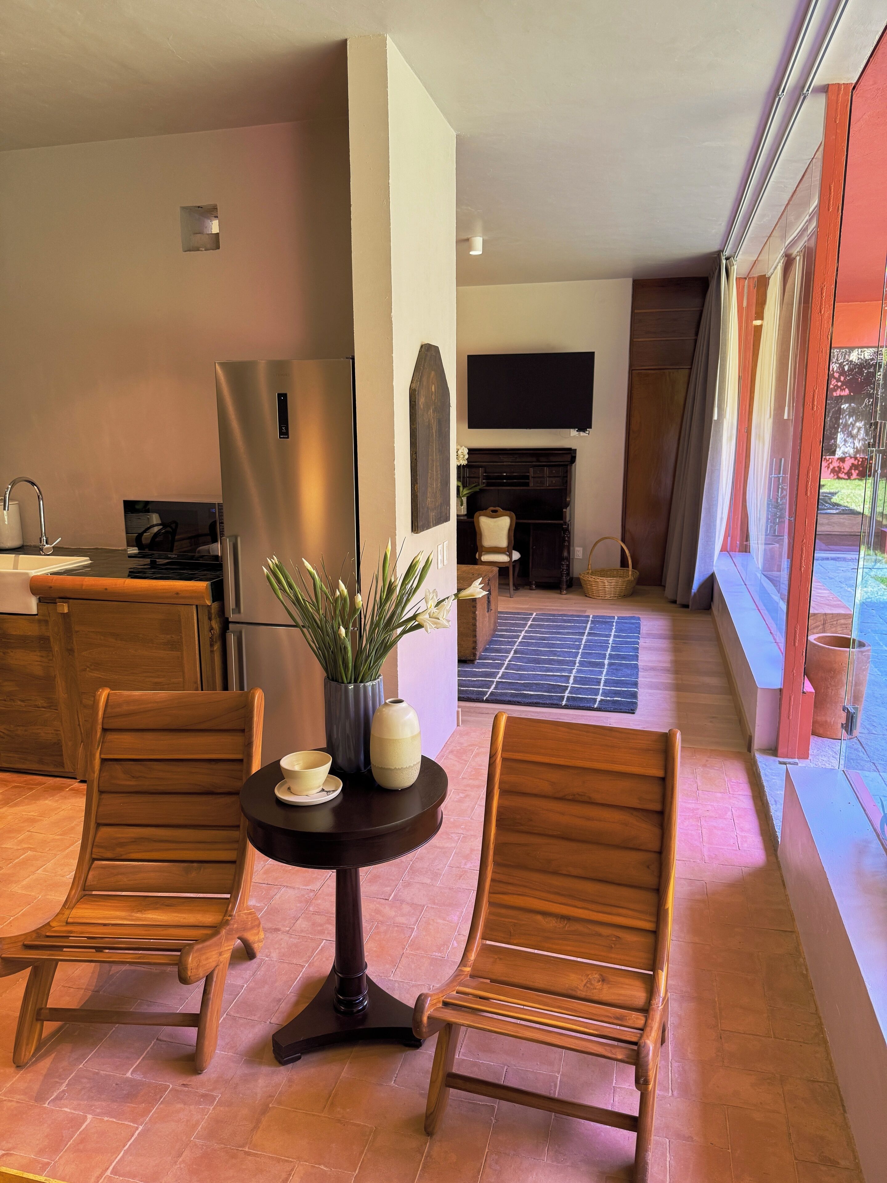 Quarto premium | Área de estar | Smart TV 50 polegadas com canais a cabo, TV, filmes pagos
