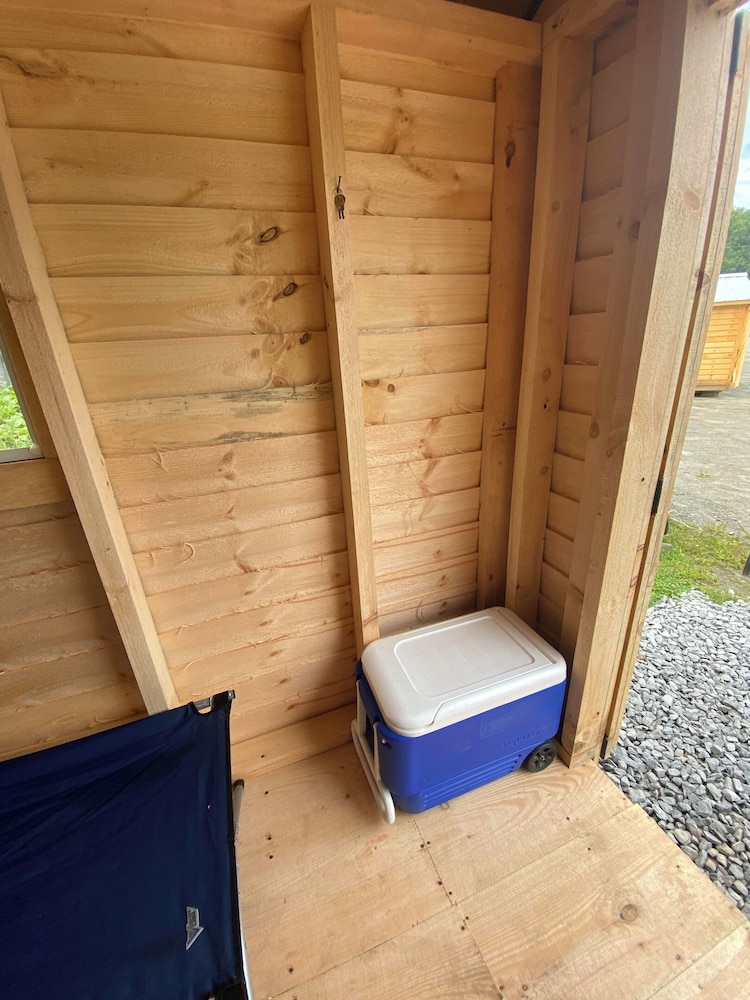 Off Grid Glamping Shed With River Access - 버몬트