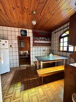 Quarto Básico, pátio, Vista para a cidade | Cozinha privada | Um frigorífico (a pedido), um micro-ondas, utensílios de cozinha 