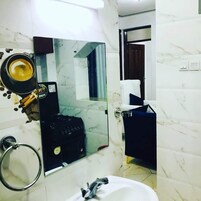 Apartamento Comfort, varanda, Vista para a cidade | Casa de banho | Um polibã, artigos de higiene pessoal grátis, chinelos 